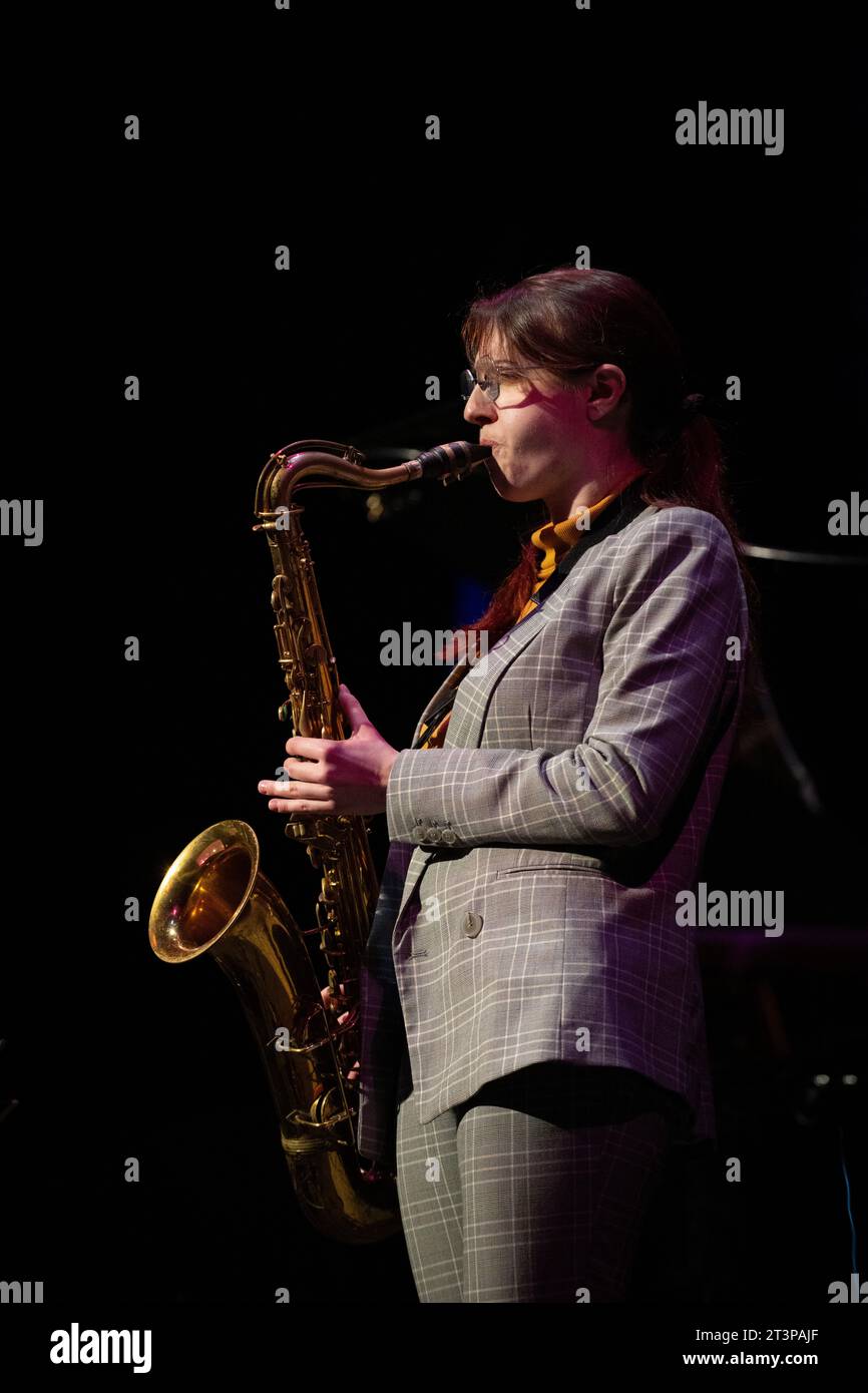 Sideman side woman hi-res stock photography and images - Alamy