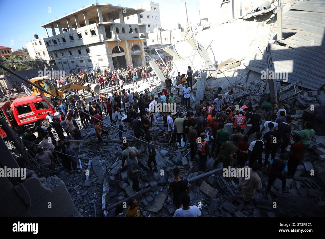 Rafah, Gaza. 26th Oct, 2023. Rescuers sift through the rubble of a ...
