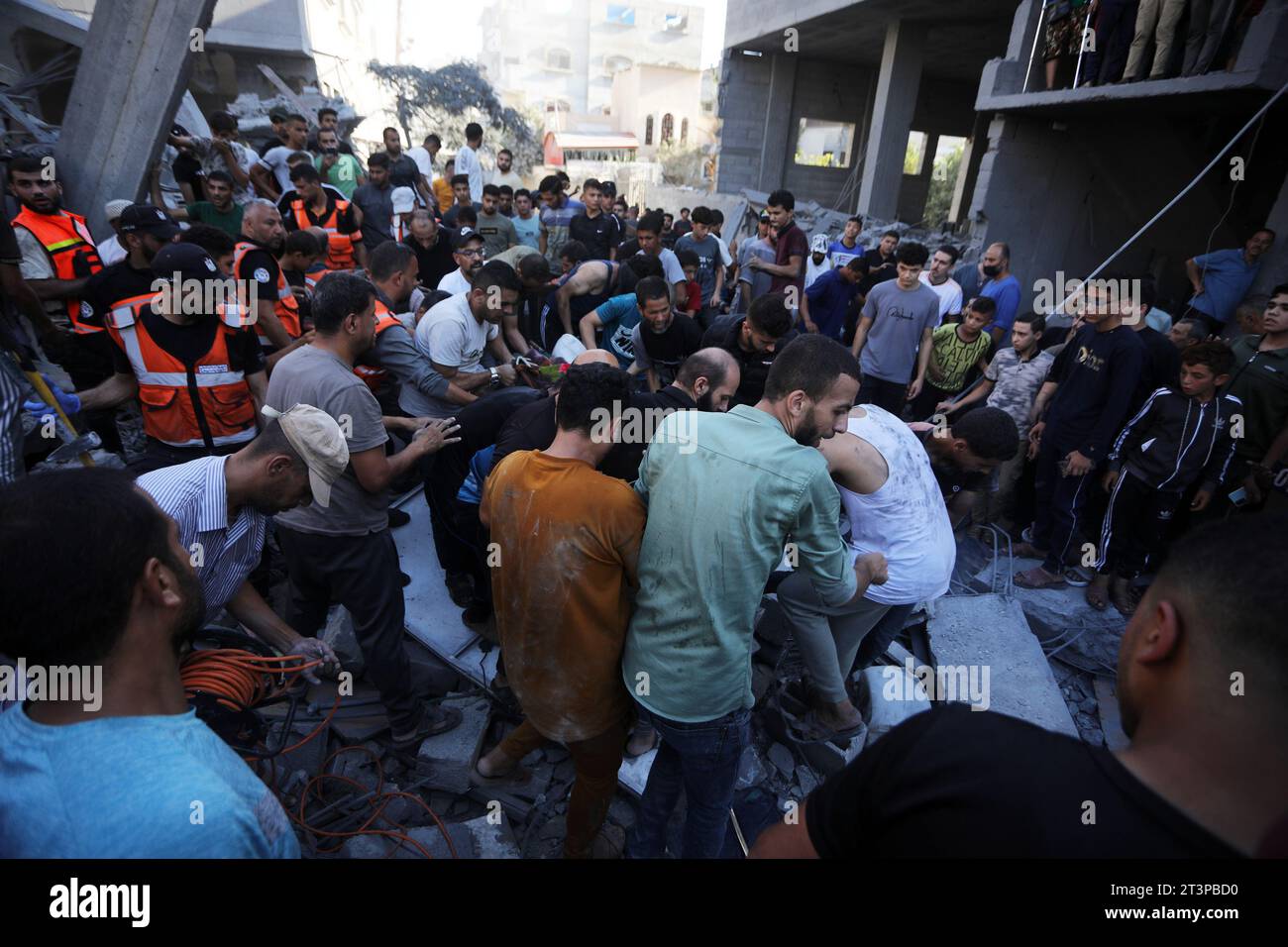 Rafah, Gaza. 26th Oct, 2023. Rescuers and people transport a victim ...