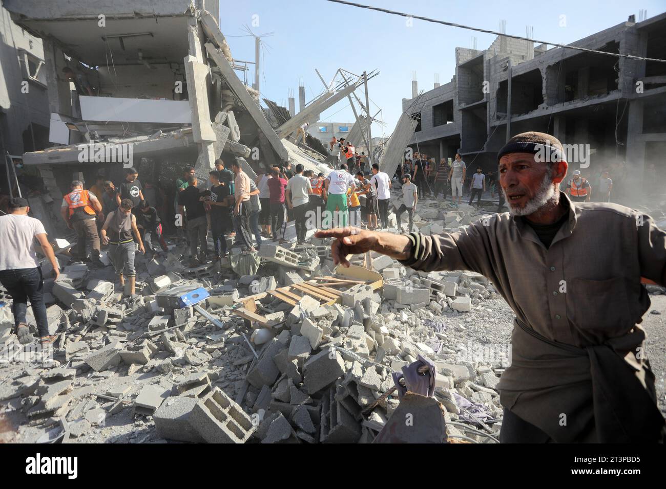 Rafah, Gaza. 26th Oct, 2023. Rescuers sift through the rubble of a ...