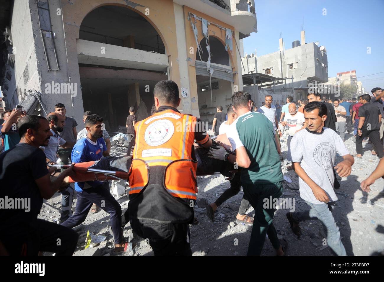 Rafah, Gaza. 26th Oct, 2023. Rescuers and people transport a victim ...