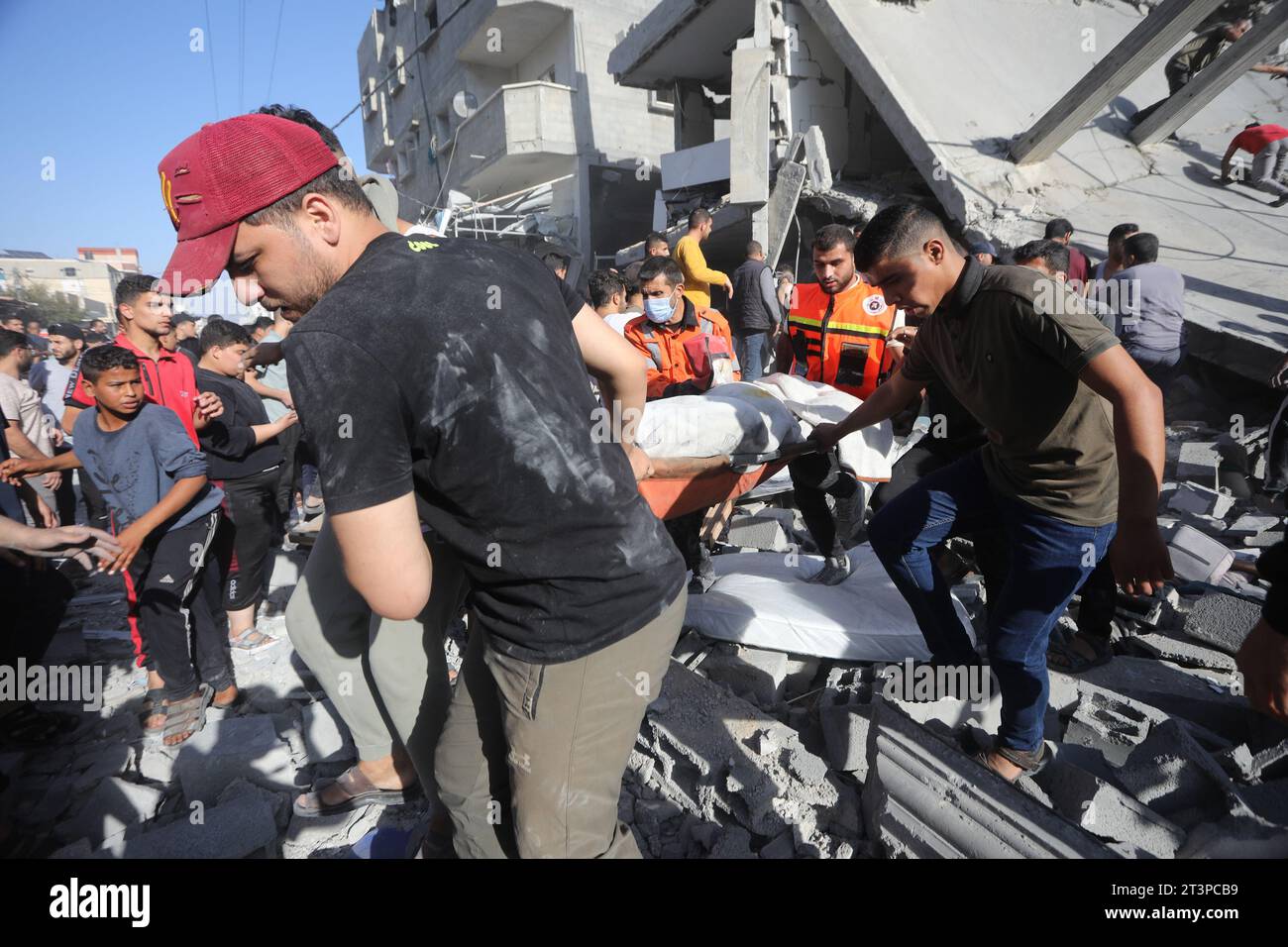 Rafah, Gaza. 26th Oct, 2023. Rescuers and people transport a victim ...