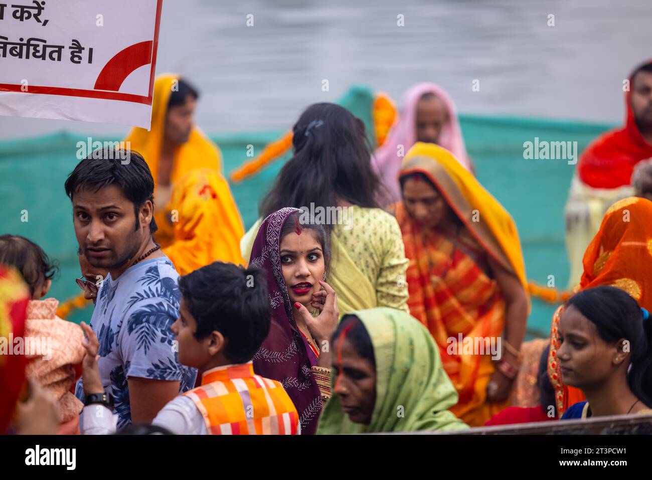Chhath Puja, Indian hindu female devotee performing rituals of chhath ...