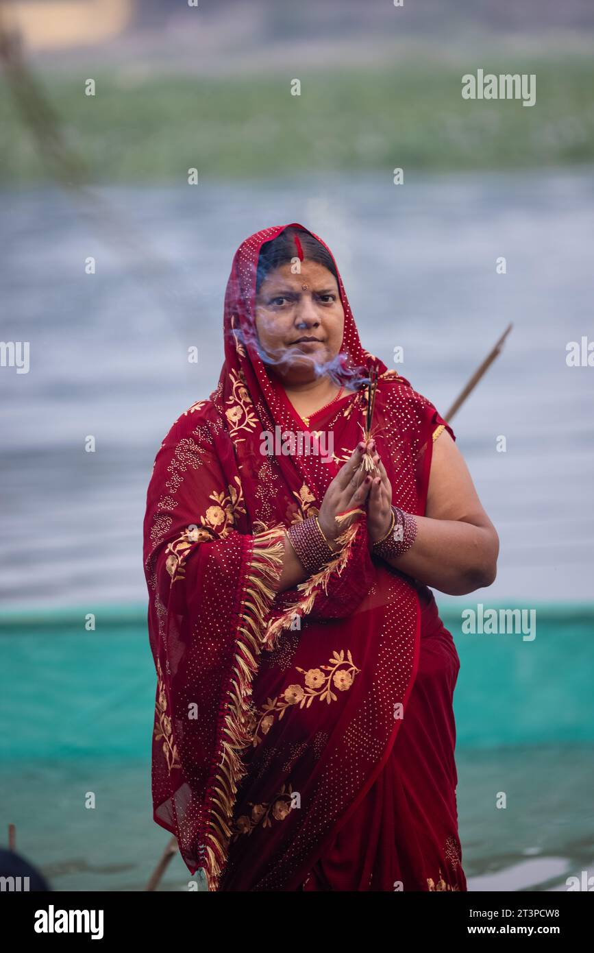 Chhath Puja, Indian hindu female devotee performing rituals of chhath ...
