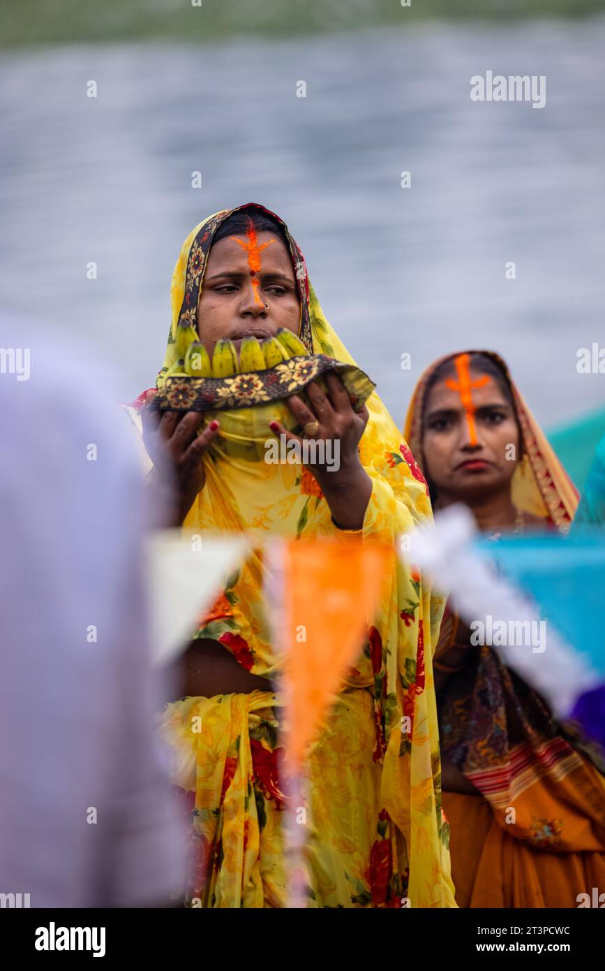 Chhath Puja, Indian hindu female devotee performing rituals of chhath ...