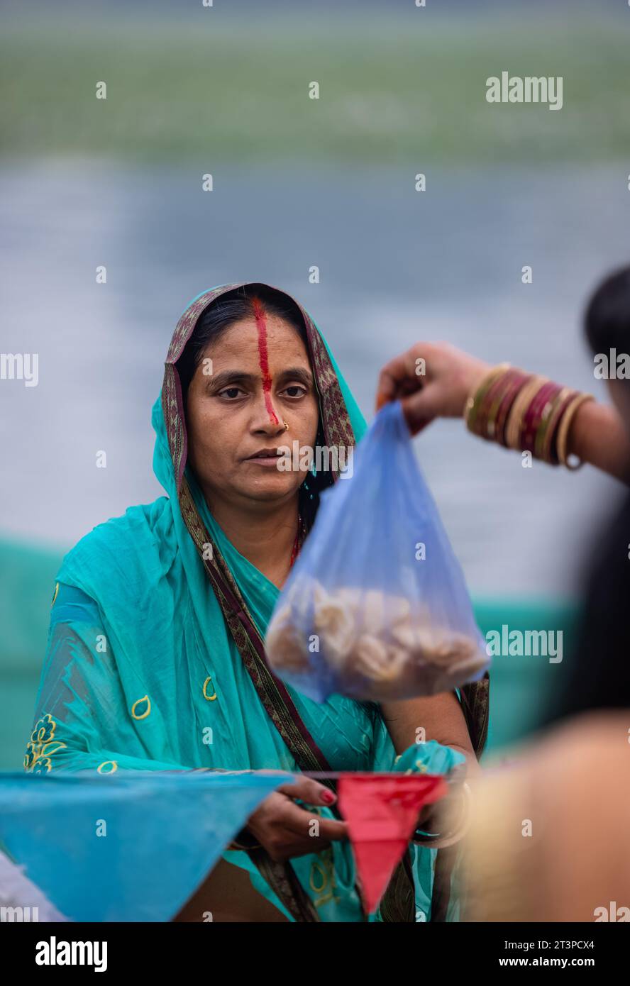 Chhath Puja, Indian hindu female devotee performing rituals of chhath ...