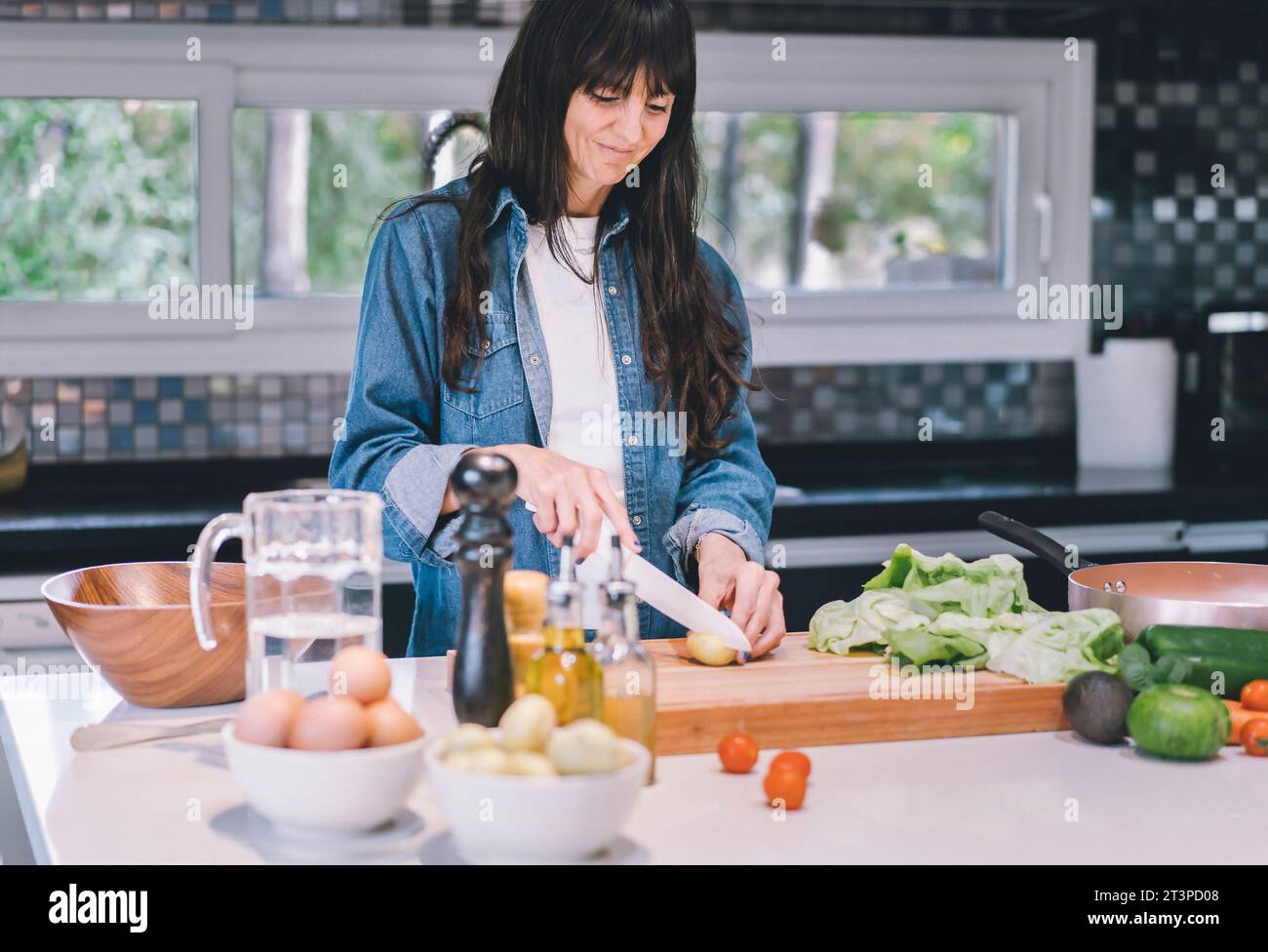 Chef preparing healthy vegetarian avocado hi-res stock photography and ...