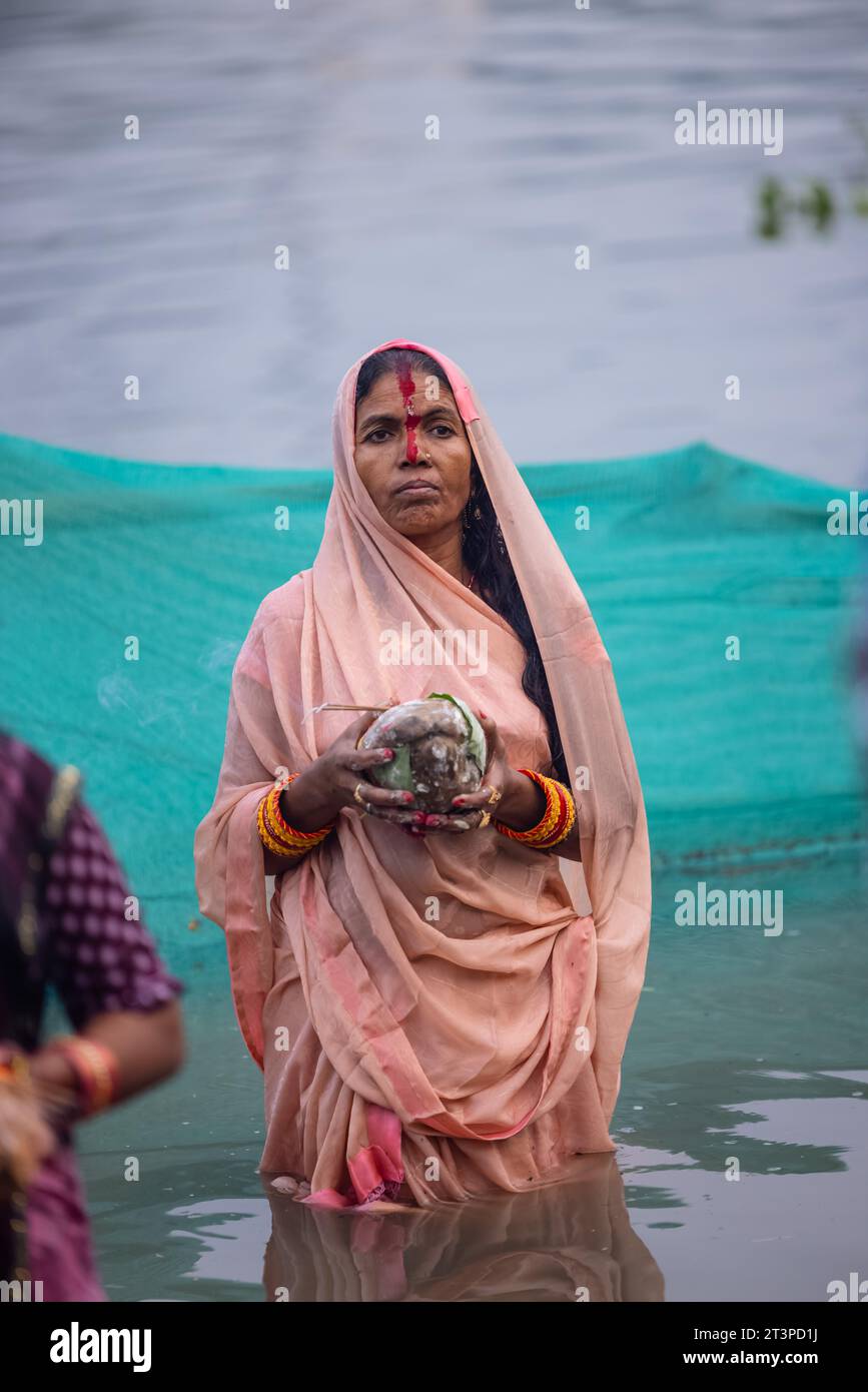 Chhath Puja, Indian hindu female devotee performing rituals of chhath ...