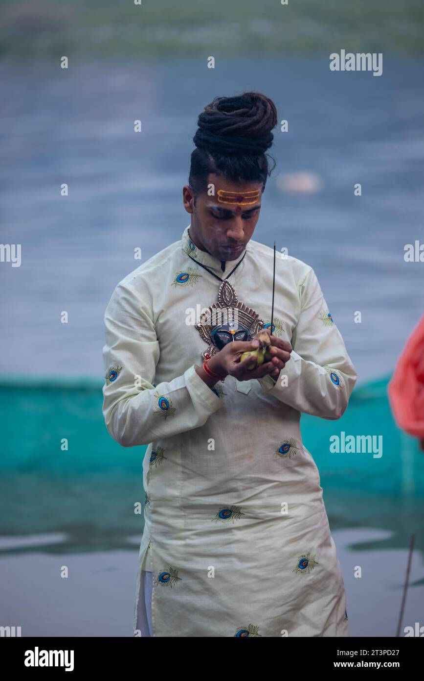 Chhath Puja, Indian hindu female devotee performing rituals of chhath ...