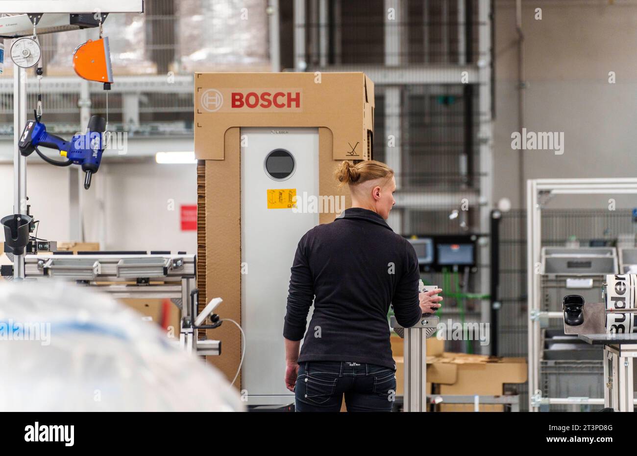 Eschenburg, Germany. 25th Oct, 2023. An employee works on the assembly ...