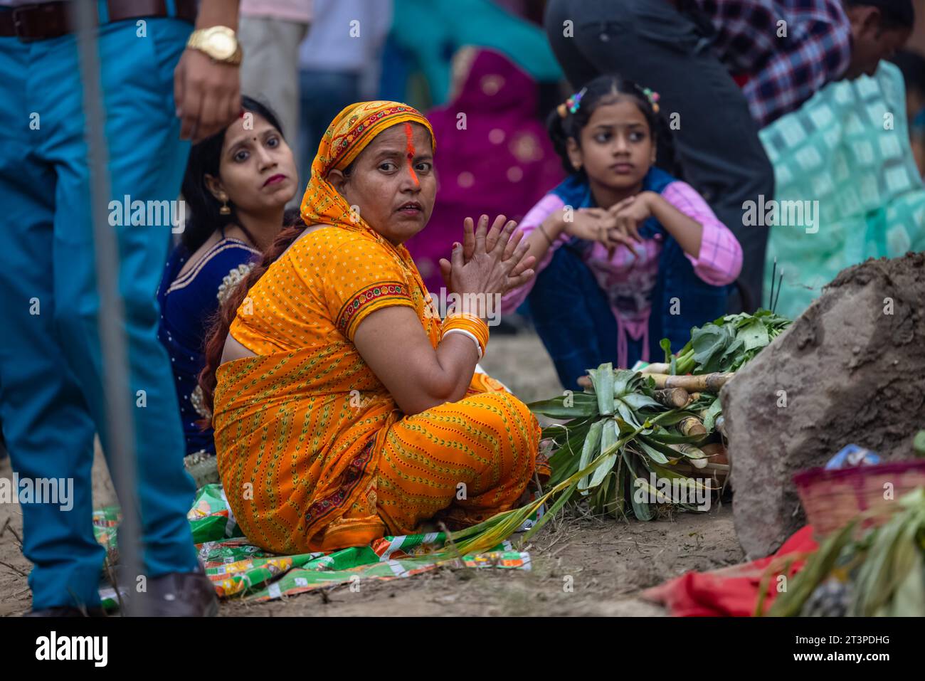 Chhath Puja, Indian hindu female devotee performing rituals of chhath ...