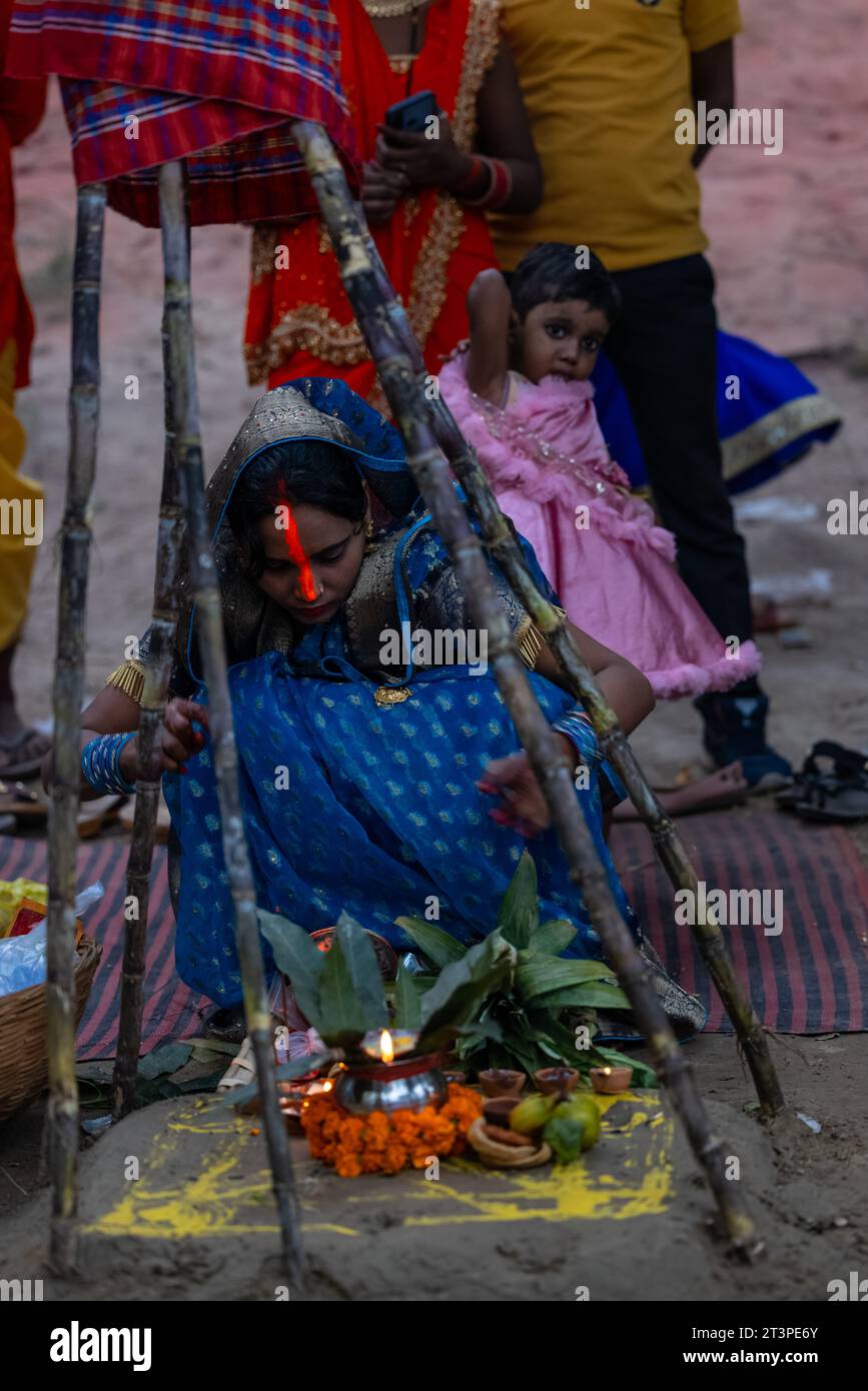 Chhath Puja, Indian hindu female devotee performing rituals of chhath ...