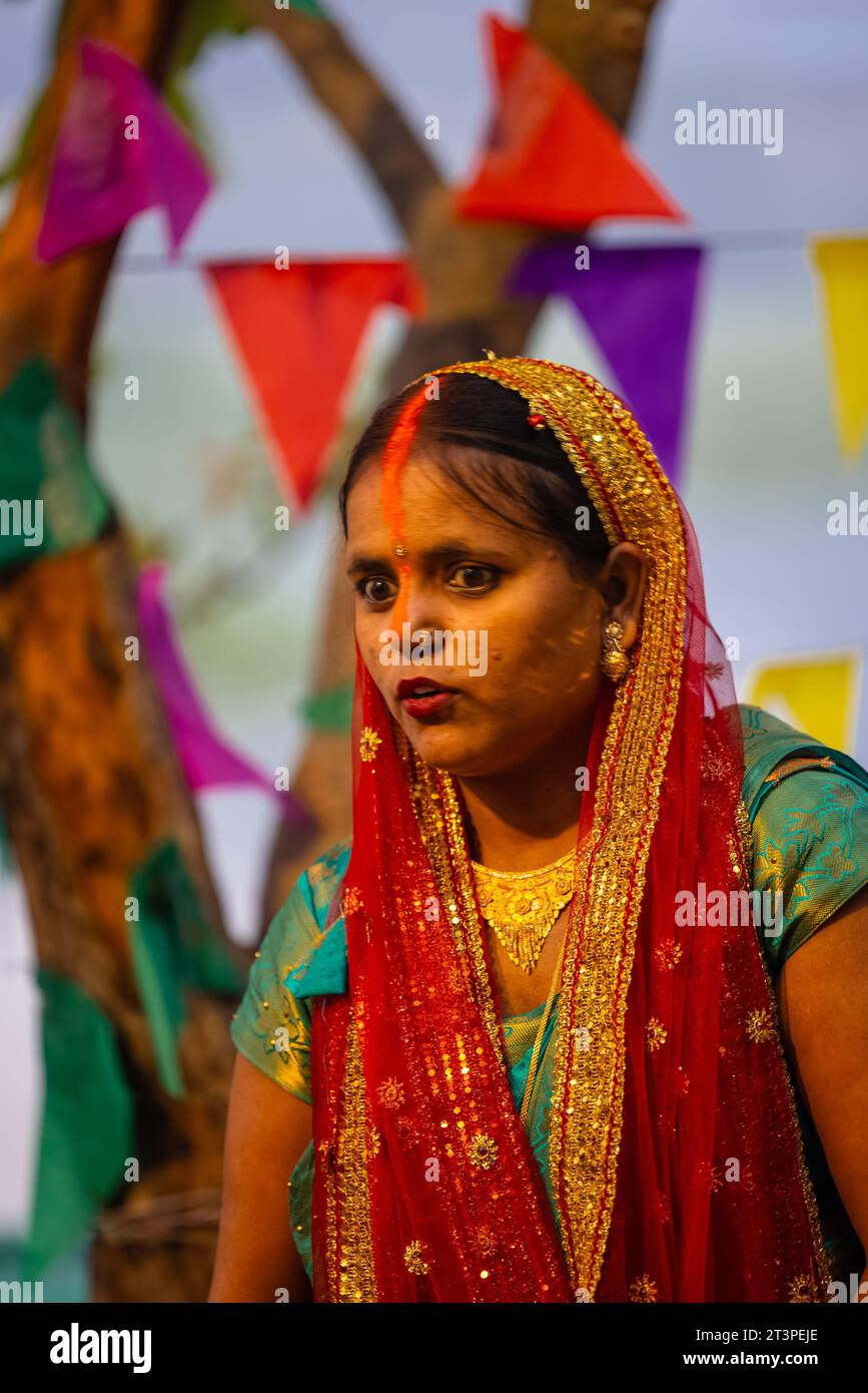 Chhath Puja, Indian hindu female devotee performing rituals of chhath ...
