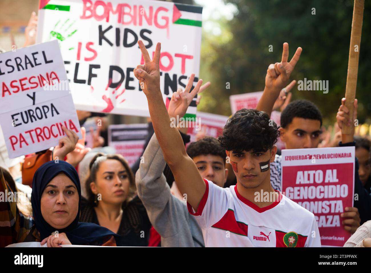 Malaga, Spain. 26th Oct, 2023. Protesters are seen making the victory ...