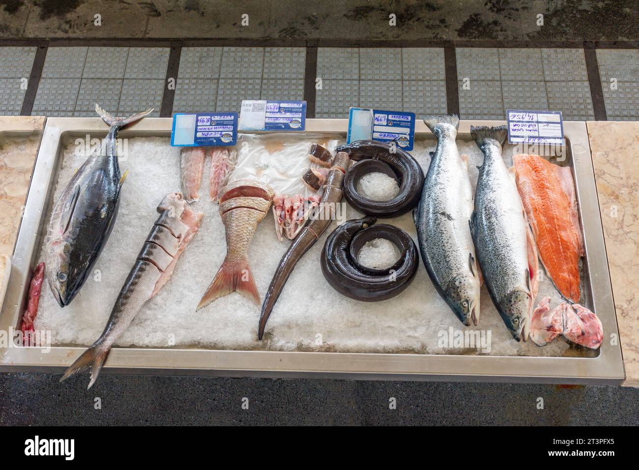 Fish display in fishmongers inside Mercado dos Lavradores (Farmers ...