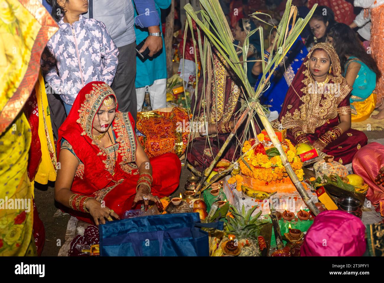 Chhath Puja, Indian hindu female devotee performing rituals of chhath ...
