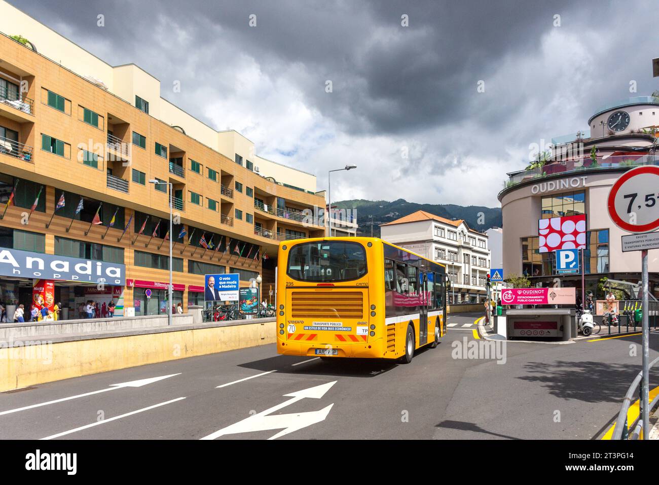 Local bus, Rua Brigadeiro Oudinot, Funchal, Madeira, Portugal Stock ...