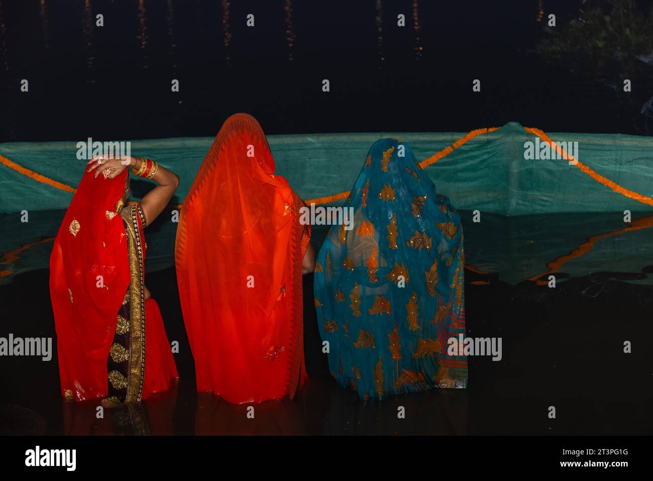 Chhath Puja, Indian hindu female devotee performing rituals of chhath ...