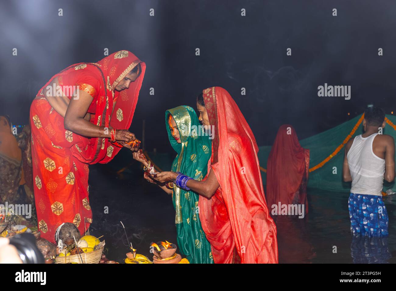 Chhath Puja, Indian hindu female devotee performing rituals of chhath ...