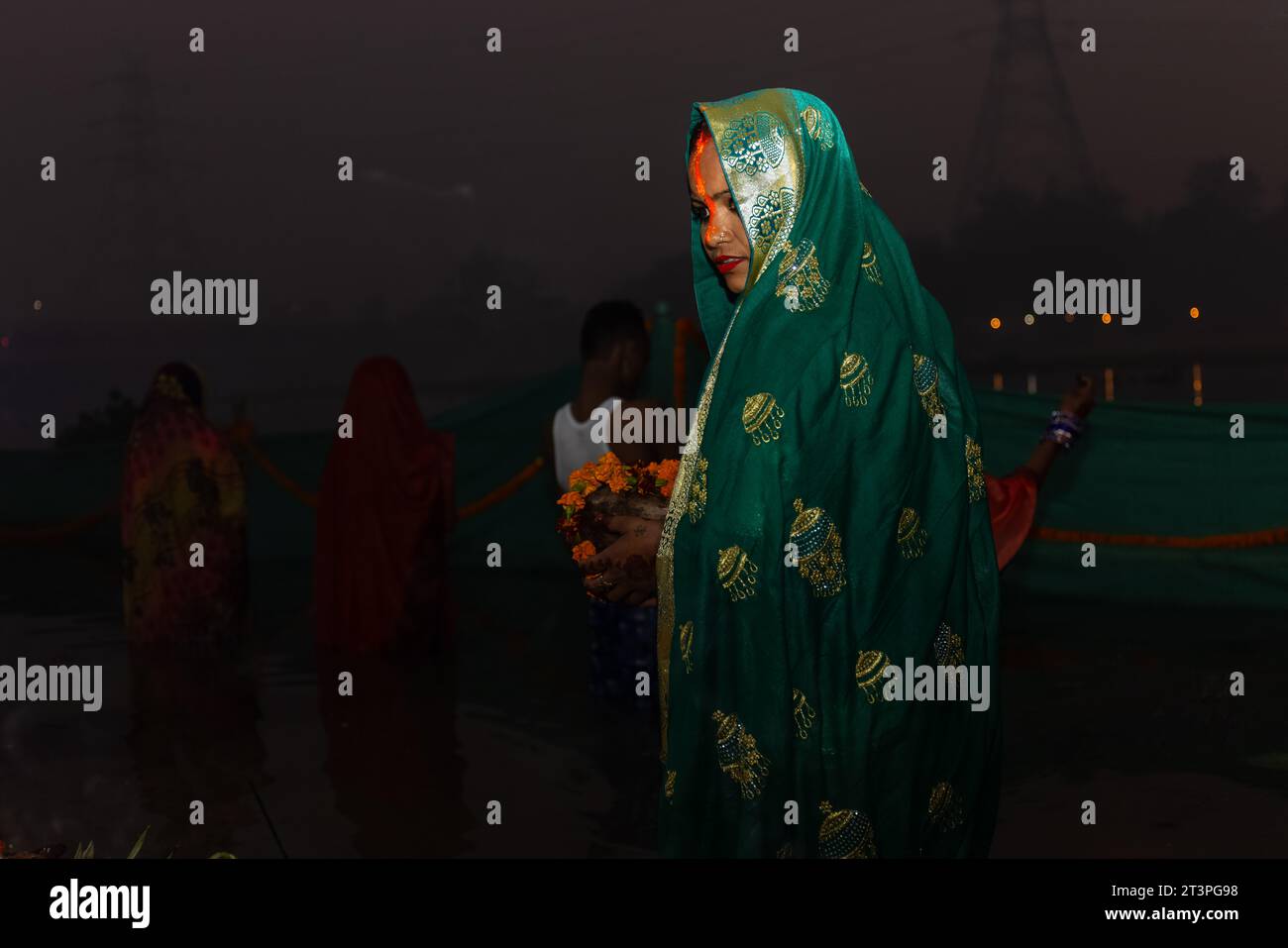 Chhath Puja, Indian hindu female devotee performing rituals of chhath ...