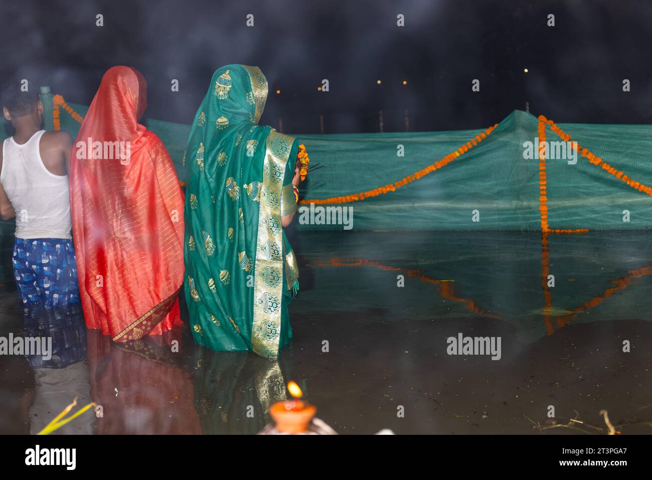 Chhath Puja, Indian hindu female devotee performing rituals of chhath ...