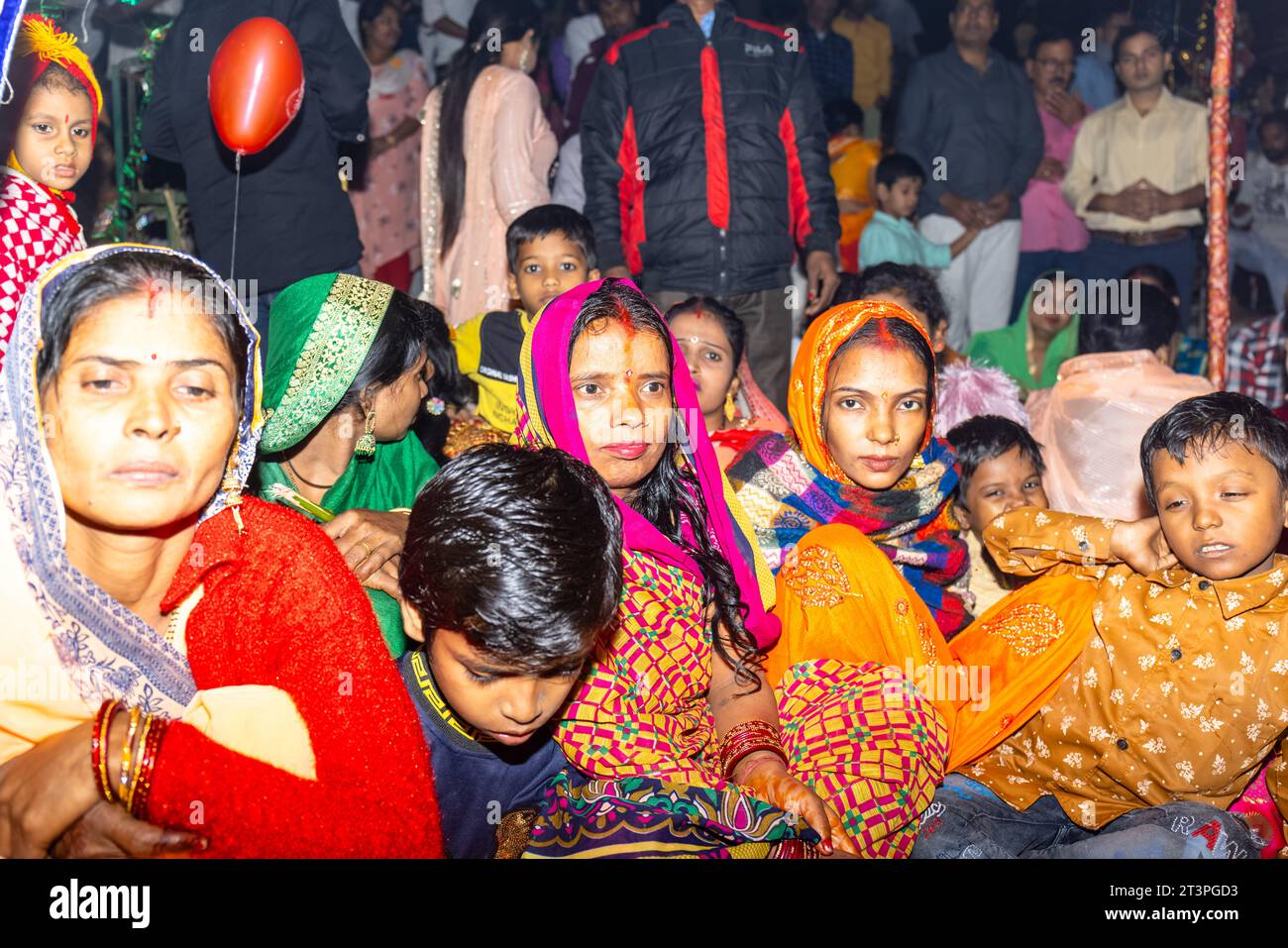 Chhath Puja, Indian hindu female devotee performing rituals of chhath ...