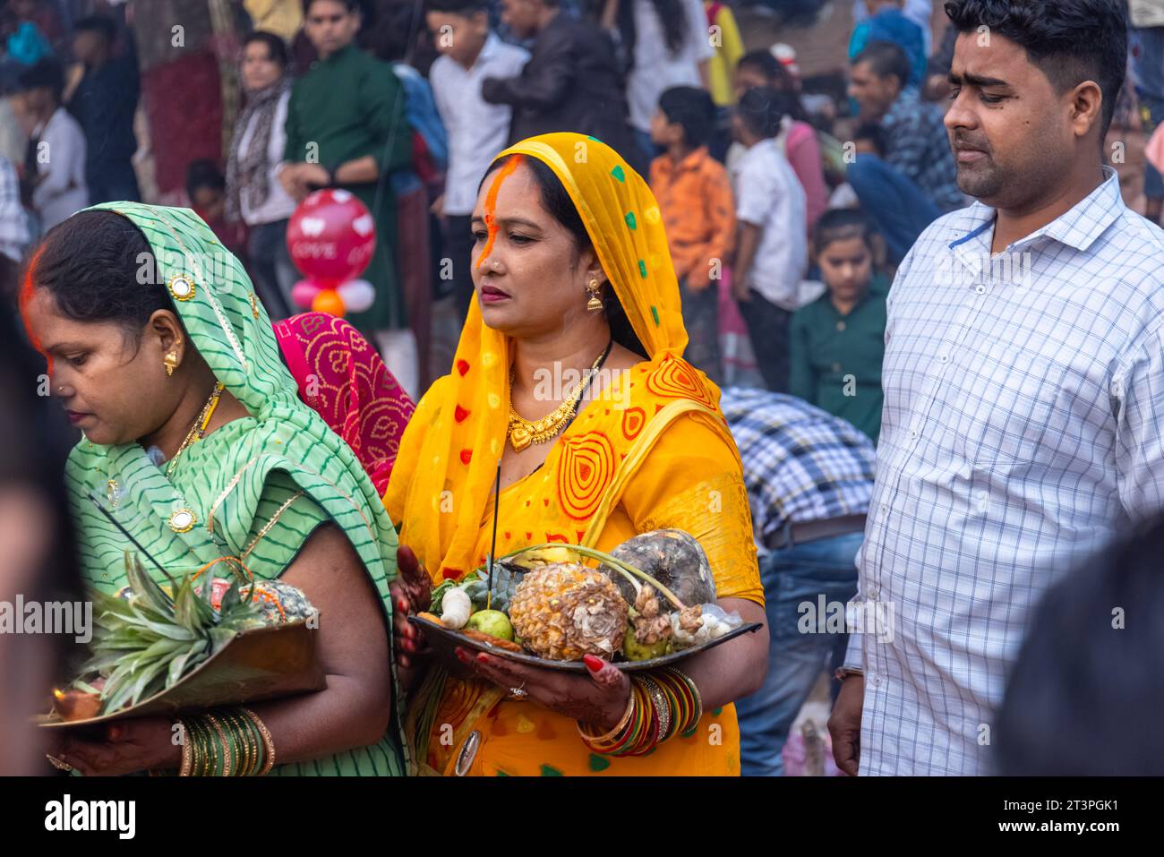 Chhath Puja, Indian hindu female devotee performing rituals of chhath ...