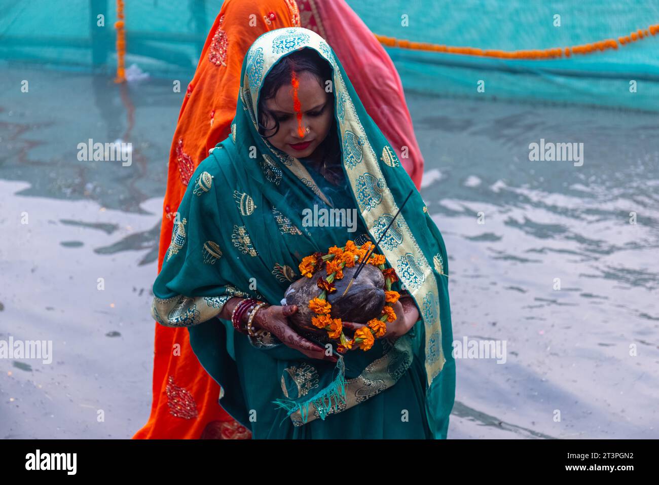 Chhath Puja, Indian hindu female devotee performing rituals of chhath ...