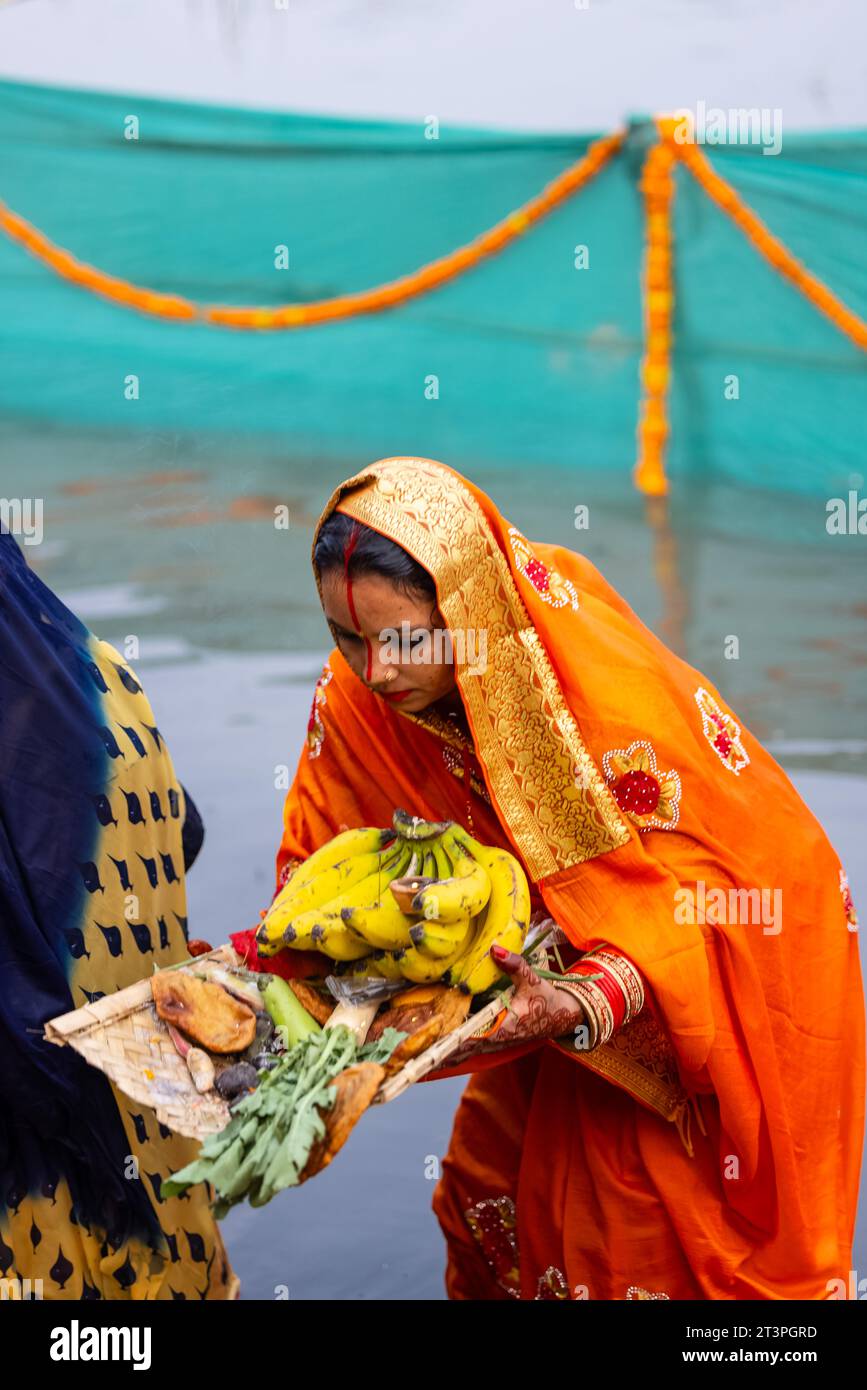 Chhath Puja, Indian hindu female devotee performing rituals of chhath ...