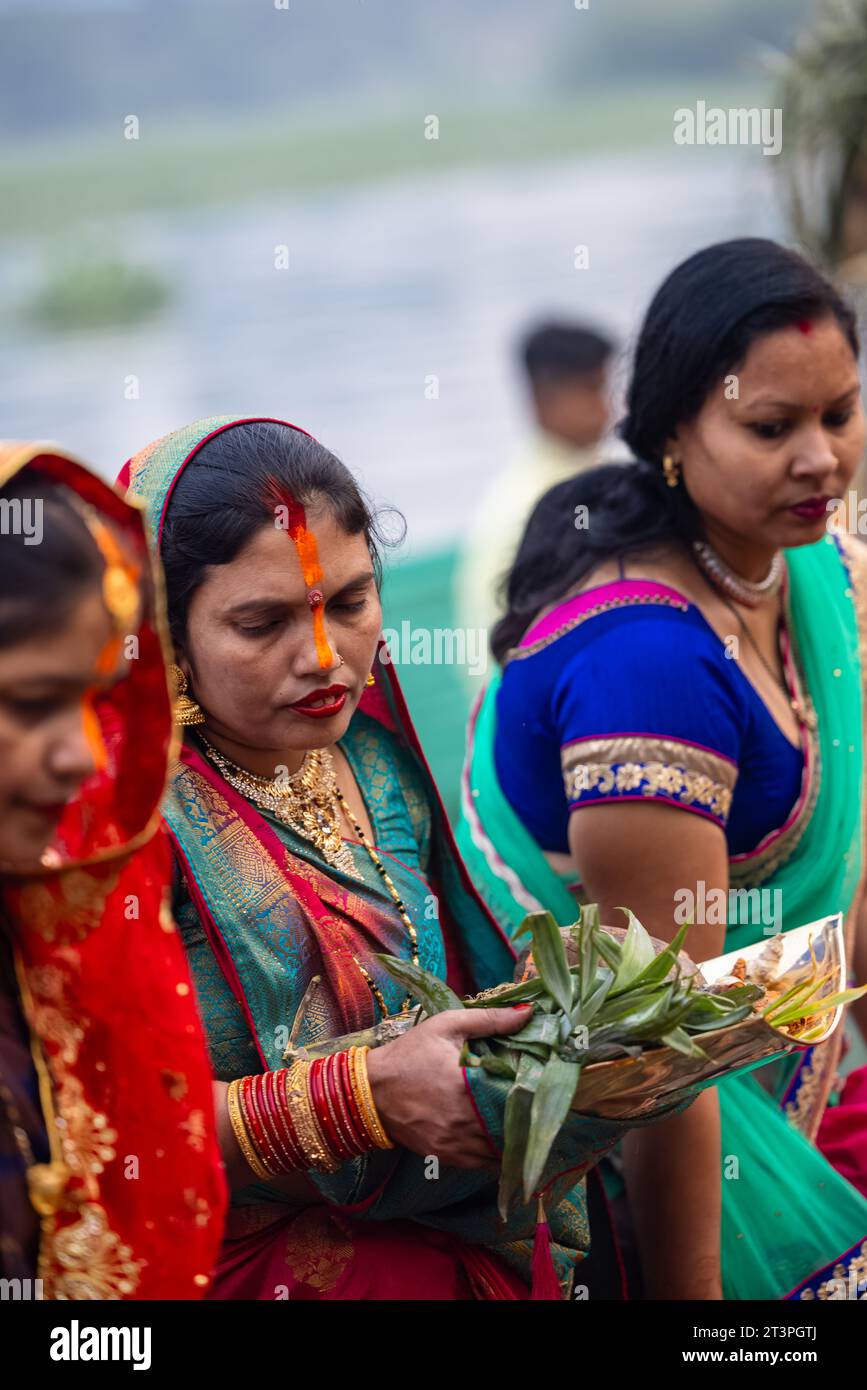 Chhath Puja, Indian hindu female devotee performing rituals of chhath ...