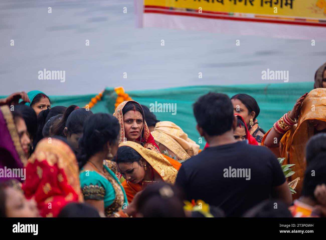 Chhath Puja, Indian hindu female devotee performing rituals of chhath ...
