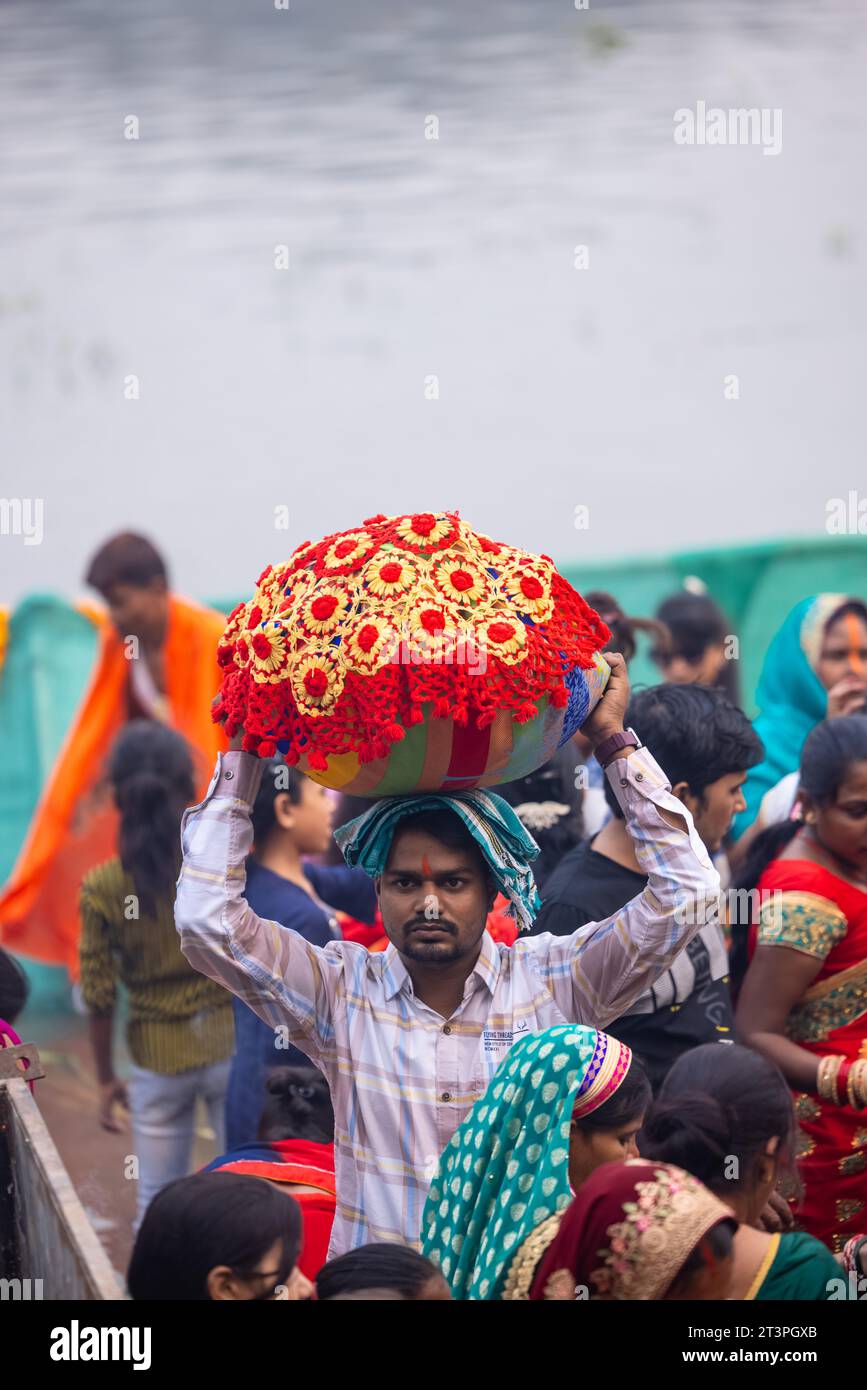 Chhath Puja, Indian hindu female devotee performing rituals of chhath ...
