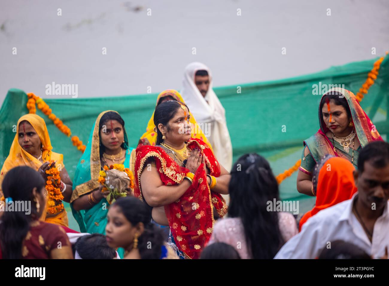 Chhath Puja, Indian hindu female devotee performing rituals of chhath ...
