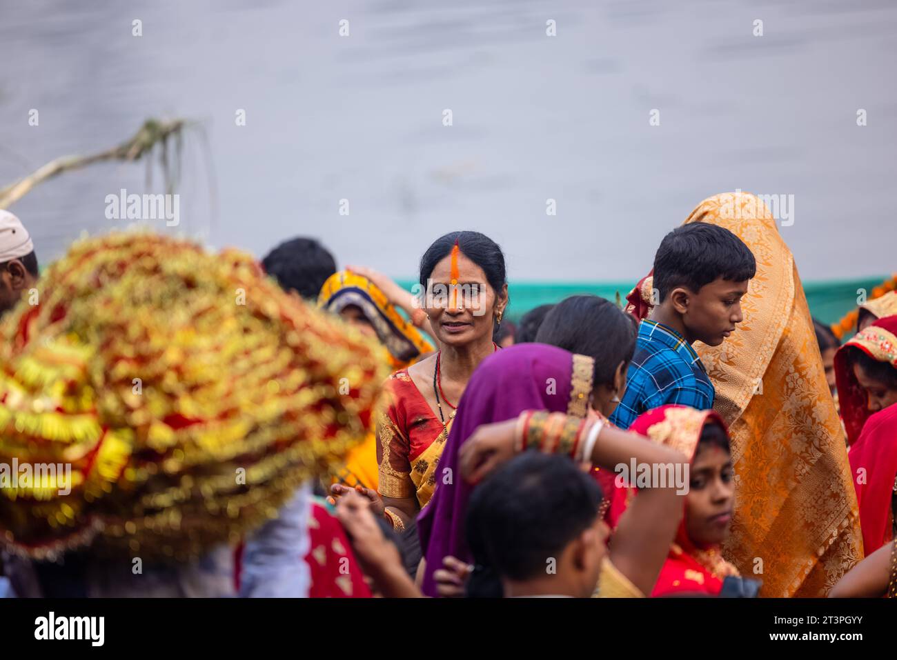 Chhath Puja, Indian hindu female devotee performing rituals of chhath ...