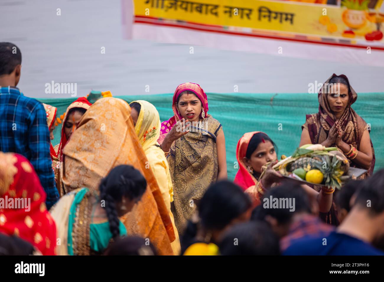 Chhath Puja, Indian hindu female devotee performing rituals of chhath ...