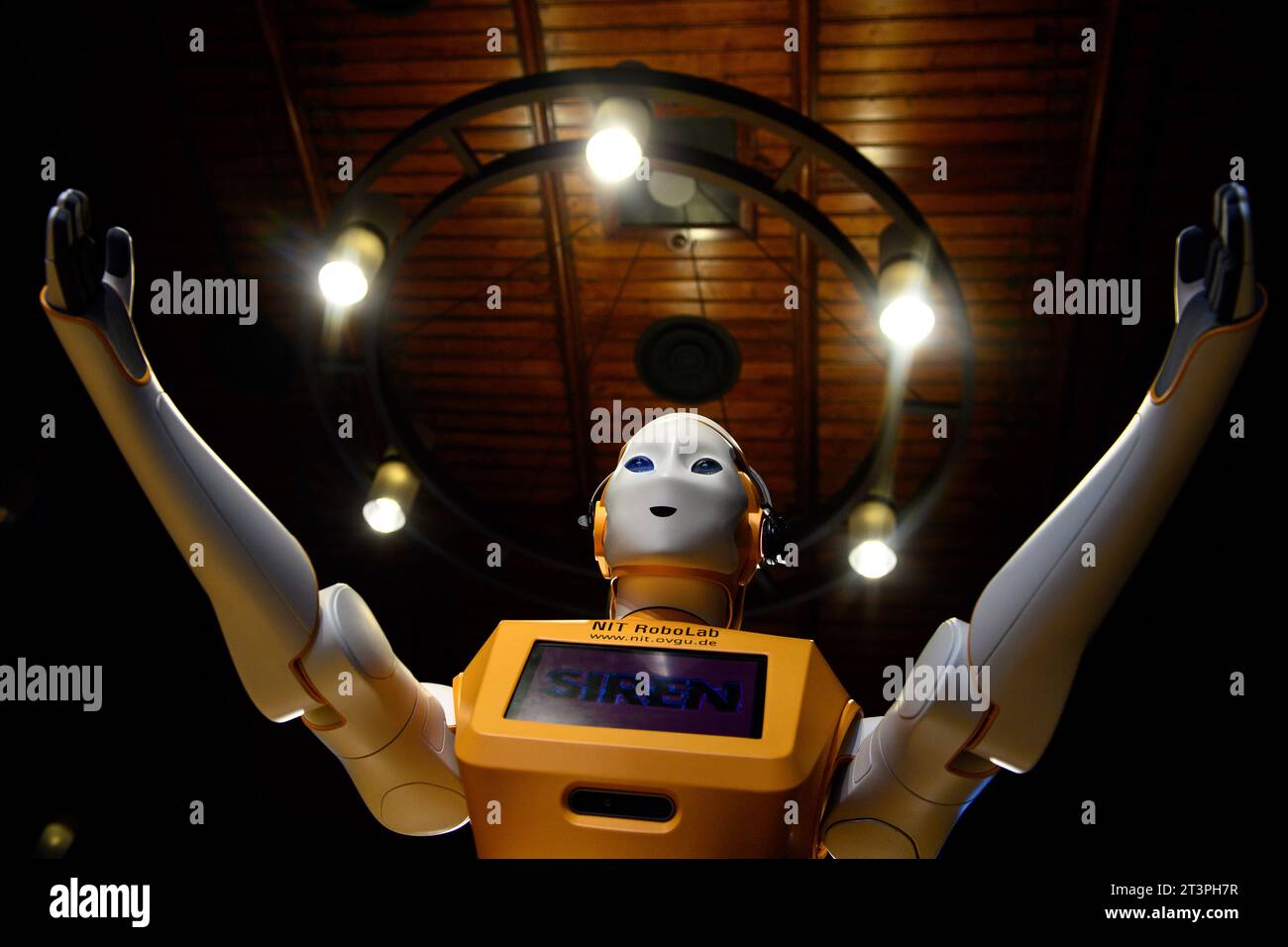 26 October 2023, Saxony-Anhalt, Magdeburg: The humanoid robot "Ari ...