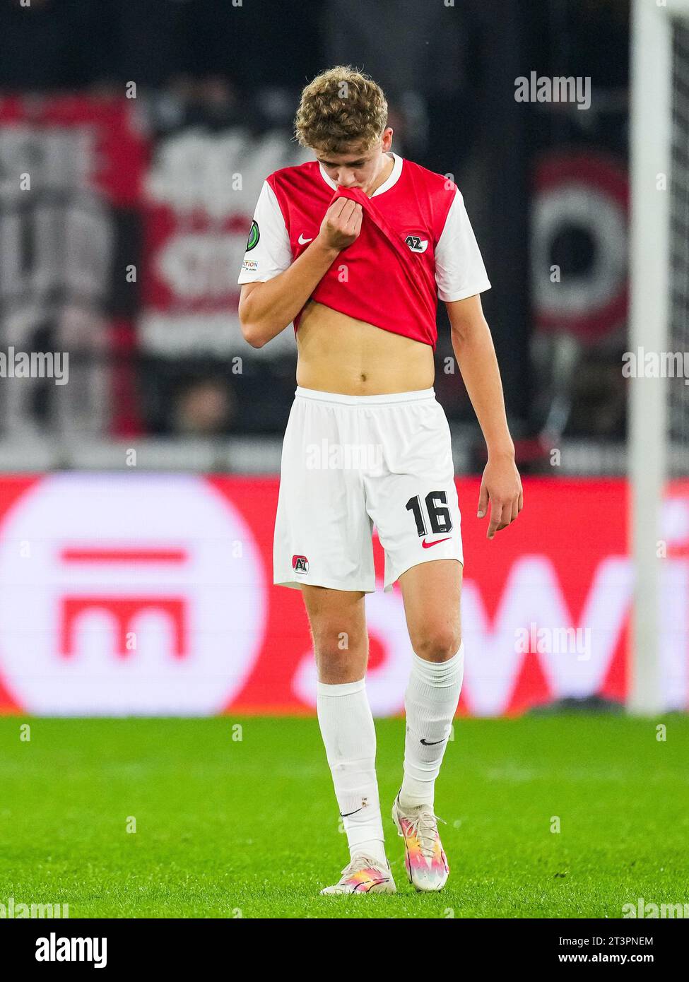 ALKMAAR - Sven Mijnans of AZ Alkmaar is disappointed with the 0-2 score during the UEFA ...