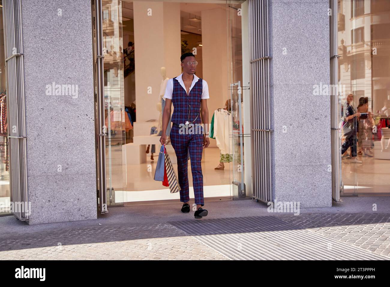 Leaving store with shopping bags hi-res stock photography and images ...