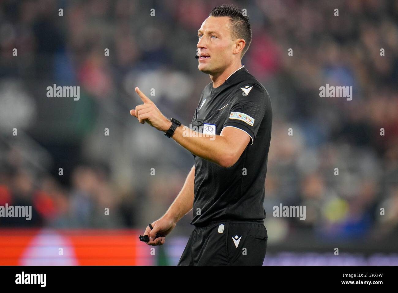 Alkmaar, Netherlands. 26th Oct, 2023. ALKMAAR, NETHERLANDS - OCTOBER 26: Referee Sven Jablonksi ...
