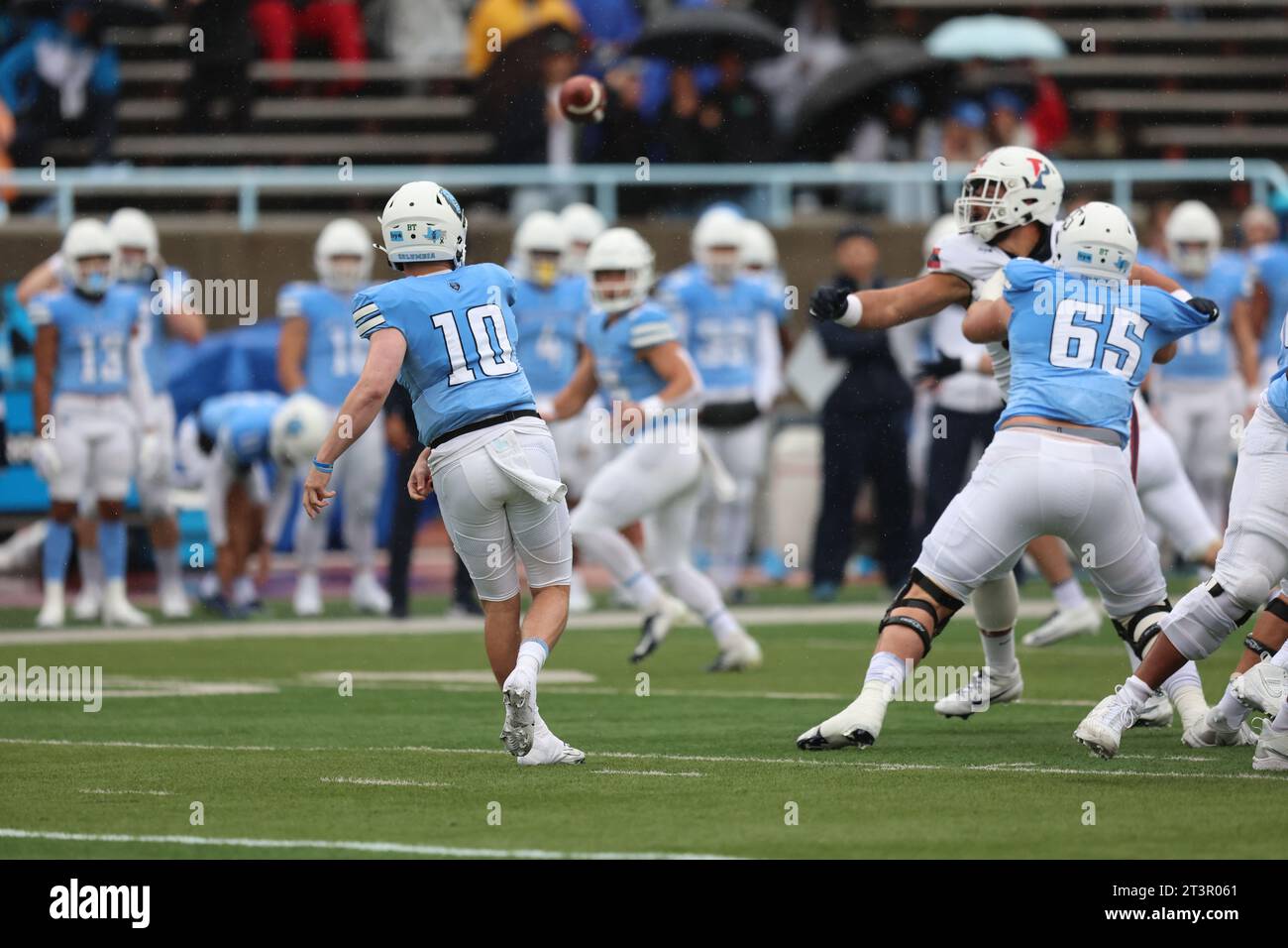 Football line of scrimage hi-res stock photography and images - Alamy