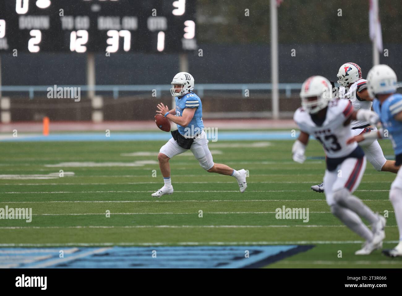 Football line of scrimage hi-res stock photography and images - Alamy