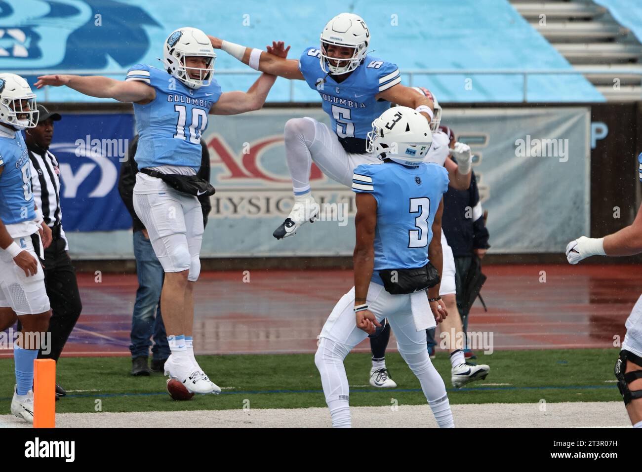 Football line of scrimage hi-res stock photography and images - Alamy