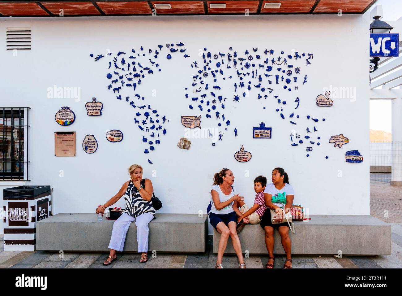 Wall decorated with ceramic pieces that form a world map. Plaza Virgen ...