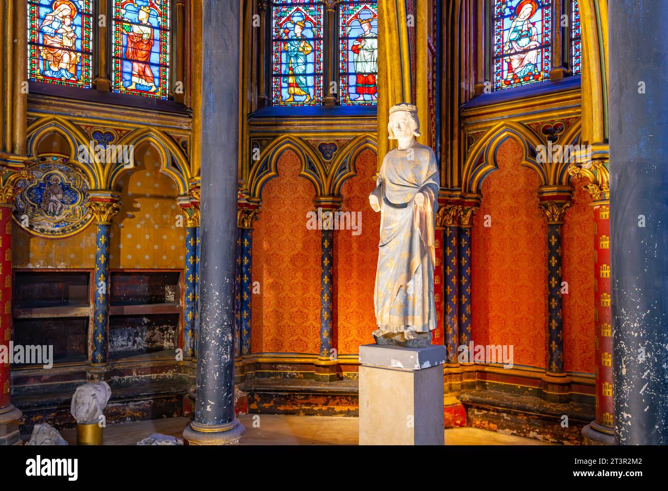Lower chapel of Sainte-Chapelle with statue of Louis IX. Palais de la ...