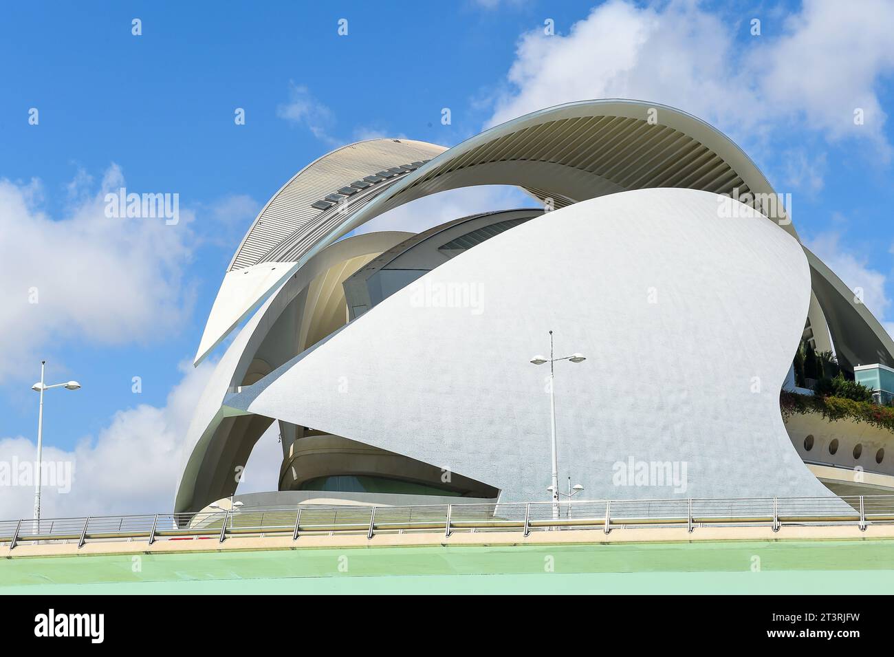 Valencia art and science centre by Architect Santiago Calatrava Modern ...