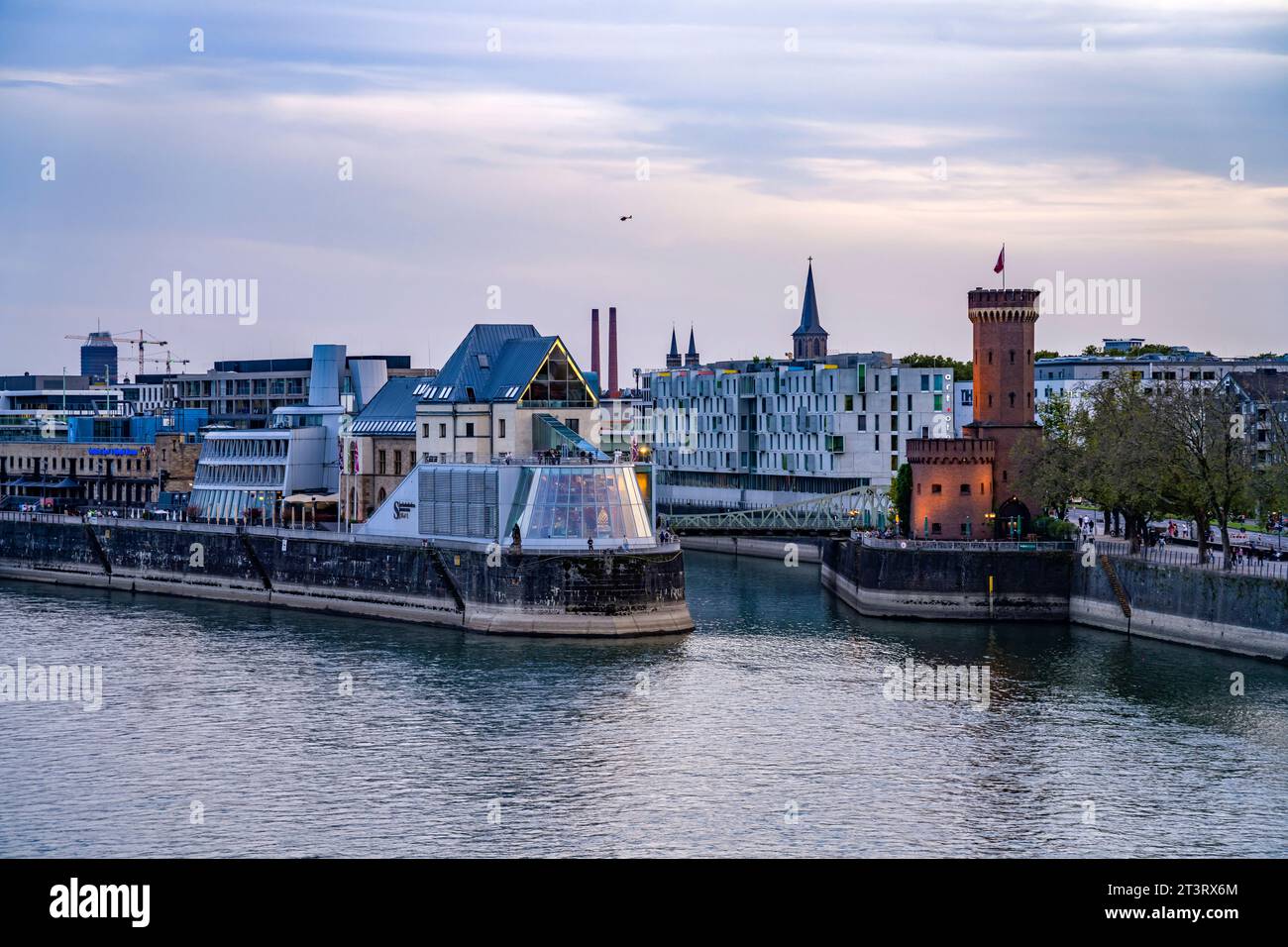 Schokoladenmuseum und Malakoffturm in der Abenddämmerung, Köln ...