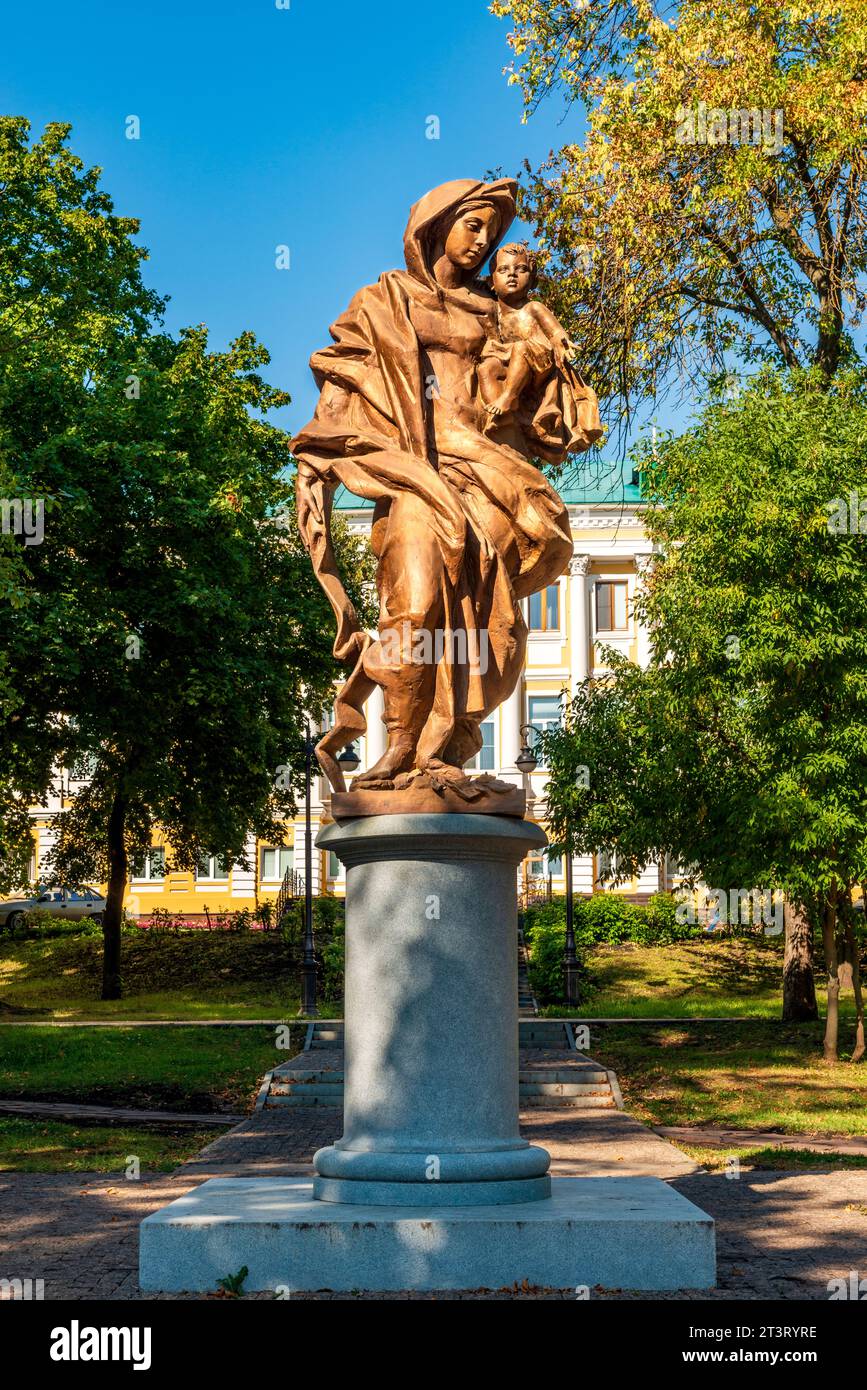 Bronze monument MOTHER in the city of Penza Stock Photo - Alamy