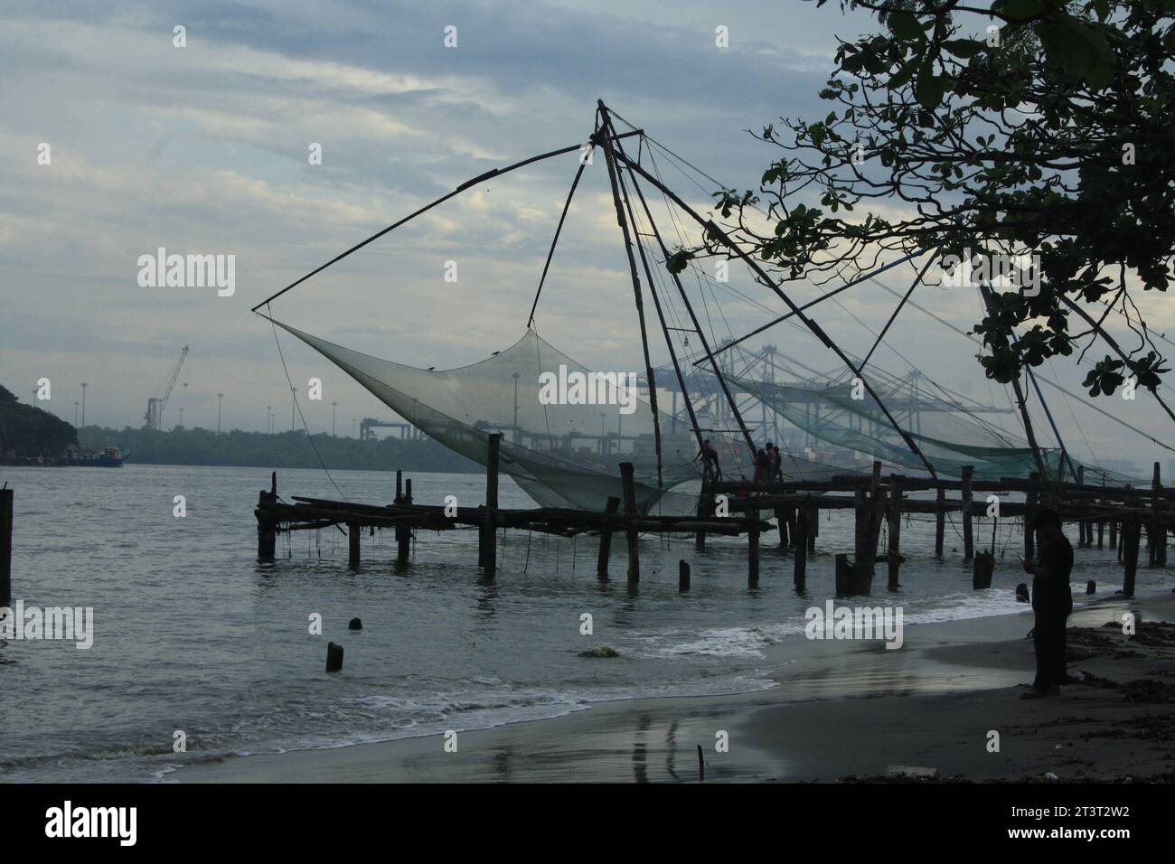 Chinese fish net hi-res stock photography and images - Alamy