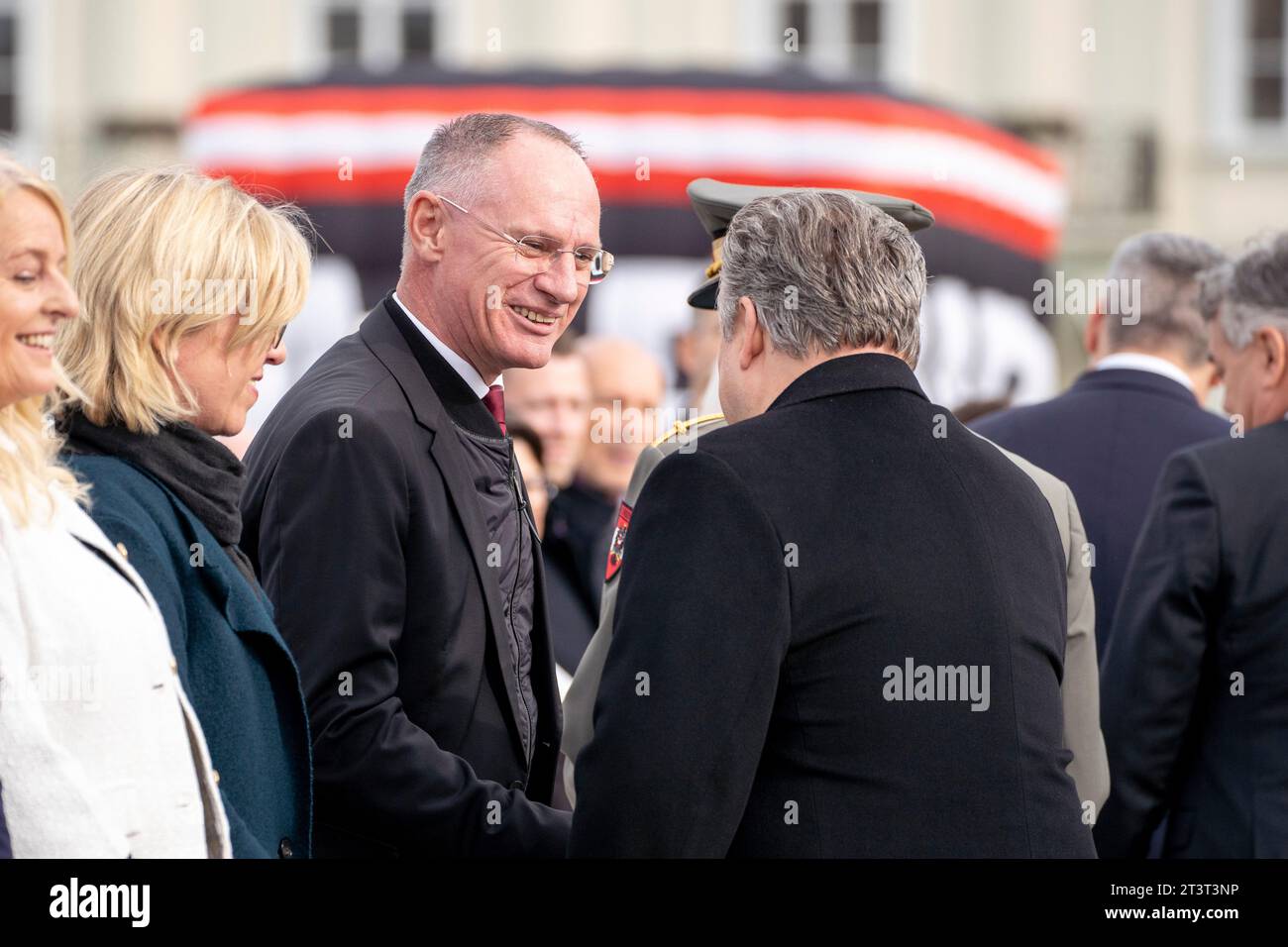 Wien, Österreich. 26 Oktober 2023. Wiener Bürgermeister Michael Ludwig wird von Innenminister ...