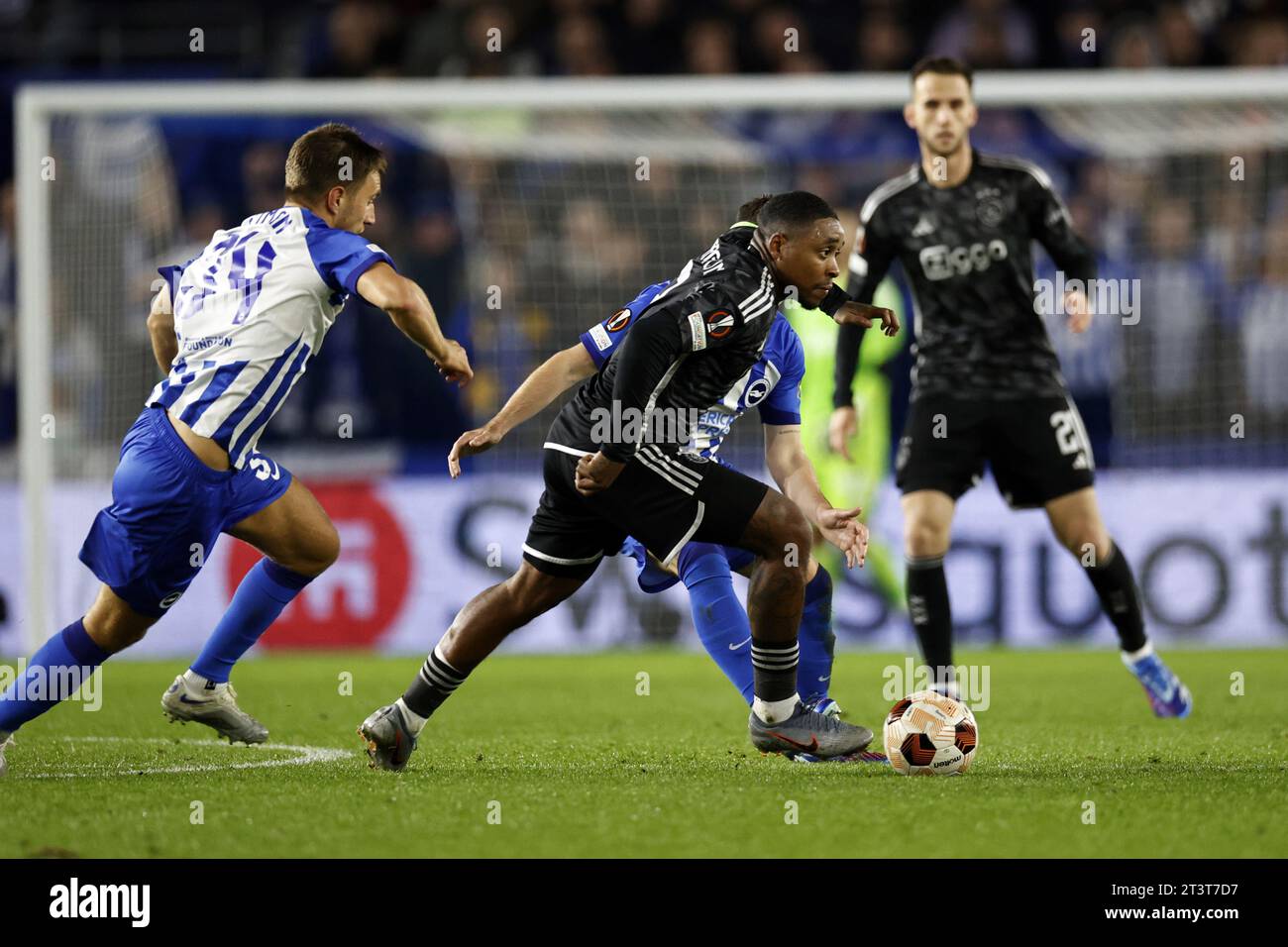 BRIGHTON - (l-r) Joel Veltman of Brighton Hove Albion, Steven Bergwijn ...